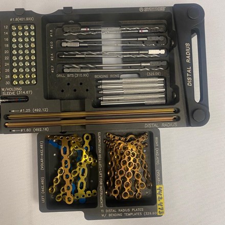 Synthes - Titanium Plate Set