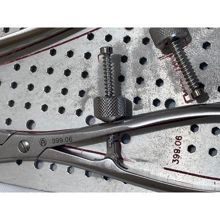 Synthes 105.90 Self-Centering Bone Forcep Set 2