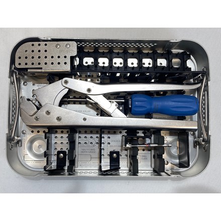 Synthes Universal Small Fragment V/A LCP Clavicle System